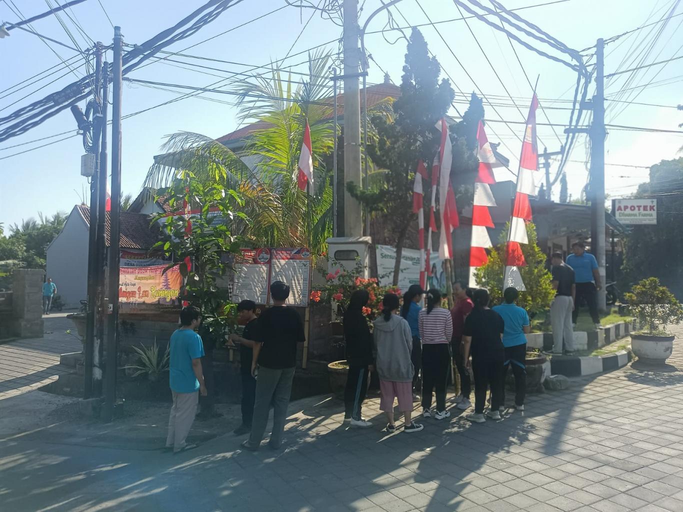 Pemasangan Umbul2 dan Bendera Merah Putih - Website Desa Tukadmungga