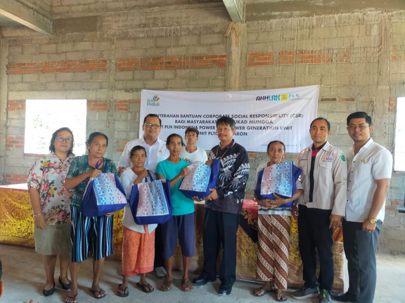 Penyerahan Bantuan CSR PLGTU Pemaron - Website Desa Tukadmungga