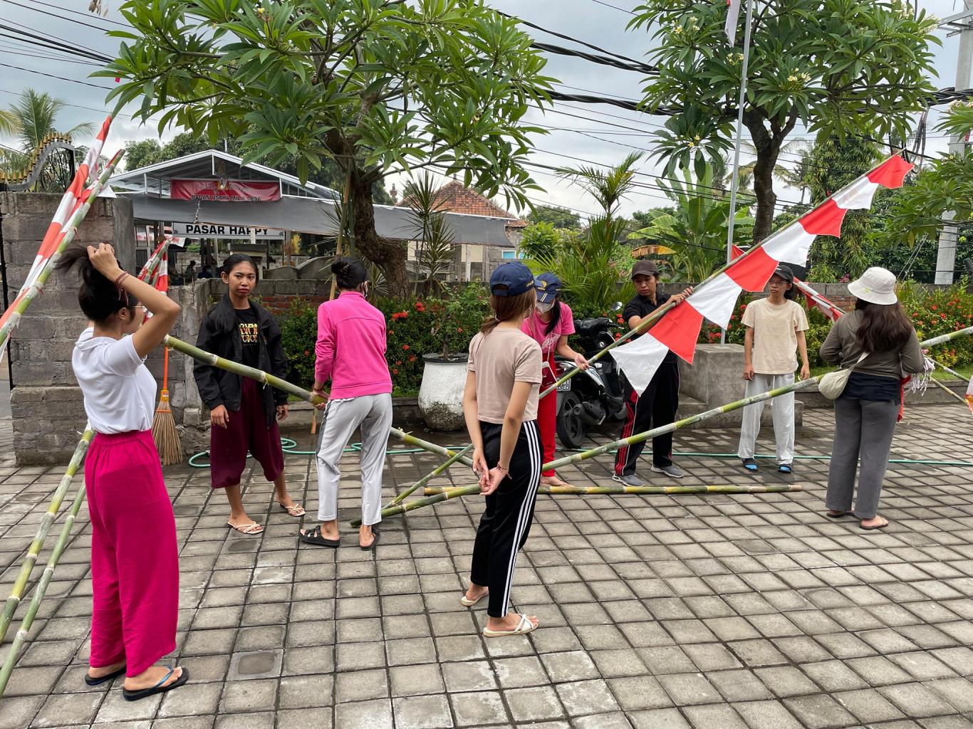 Pemasangan Umbul2 dan Bendera Merah Putih - Website Desa Tukadmungga